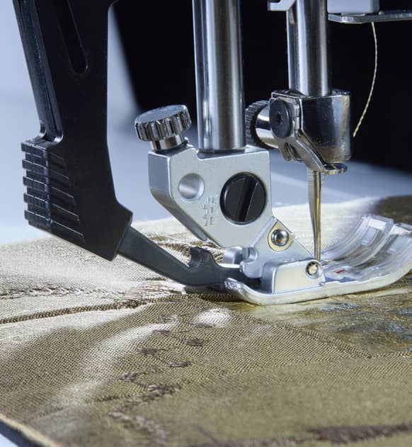 Pfaff® quilt expression™ 725 Sewing and Quilting Machine - Moore's Sewing